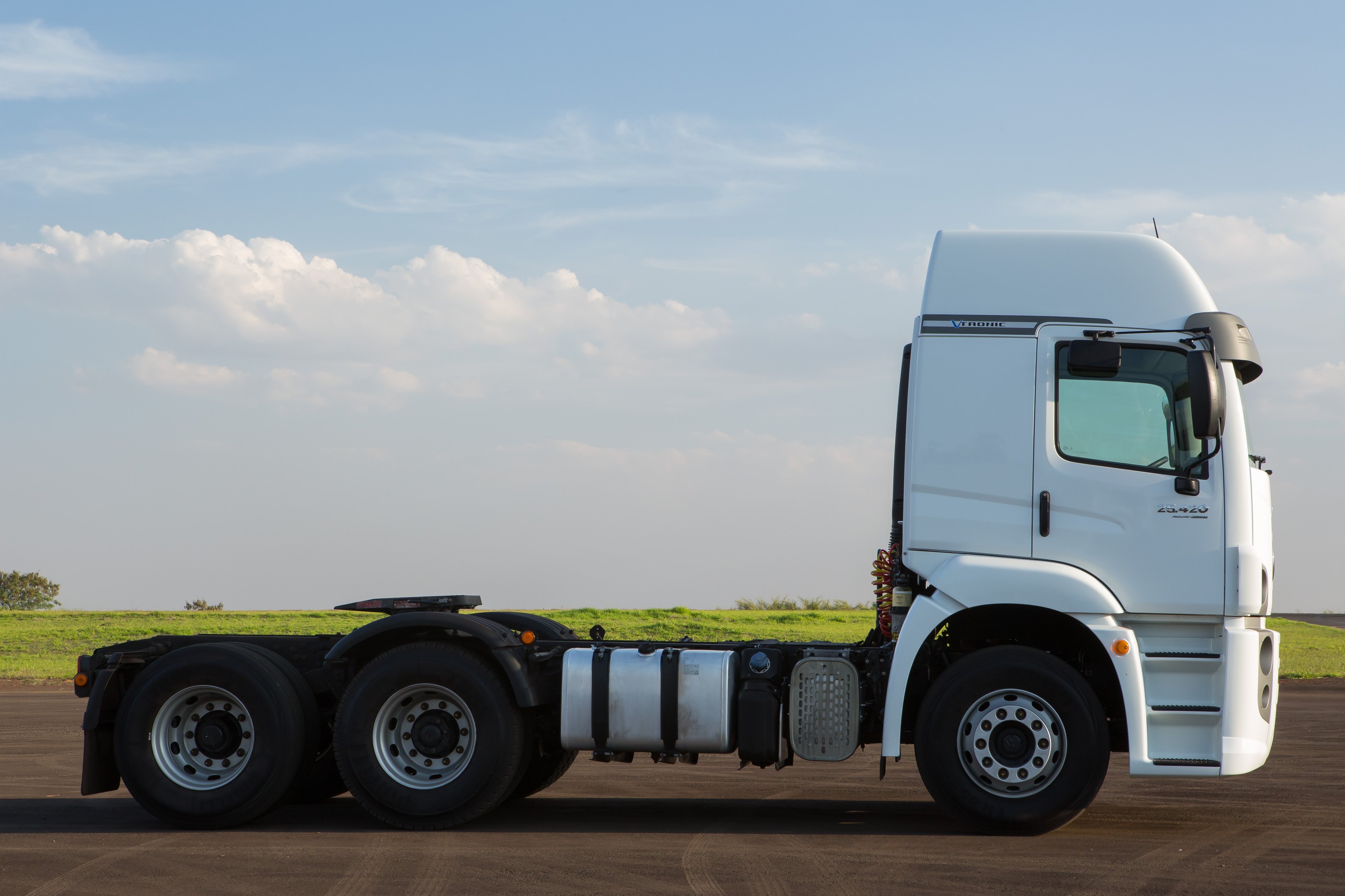2014, Volkswagen, Constellation, Tractor, 25 420, Semi, Truck ...